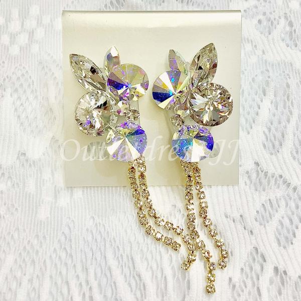 お耳元できらりと光るハイセンスなデザインのイヤリングです【商品の大きさ】縦：約6.5cm　横：約2.0cm 【※採寸について】当店では洋裁経験・知識のあるものが実際の商品を1点1点採寸しております。実際に図ったサイズは素材の特性上、１〜２c...