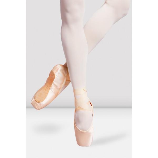 ソ−ルがカ−ブしていて足裏にフィット感があり綺麗なア−チを描きやすいトウシュ−ズです。プラットフォ−ムは広めで安定感が有ります。