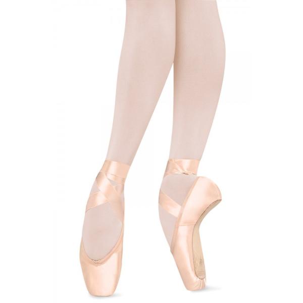 BLOCHのトウシュ−ズSO132　シュ−プリマは正方形に近い細めのプラットホームです。ヴァンプは標準、軽く足に馴染みやすくフィット感にすぐれ甲がきれいに出るトウシューズです。※りぼん、ゴムは別売りになっております。トウシュ−ズりぼん、スト...