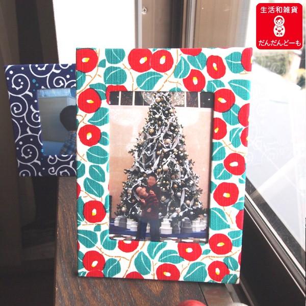 「夢二ツバキ いちご・ドット唐草　フォトフレーム」和風でかわいらしいフォトフレームです。竹久夢二の椿柄は、他の雑貨にも使われている人気の柄です。赤と緑のコントラストがとても美しく一度みると忘れることがない図柄です。夢二いちごは、あわいピンク...