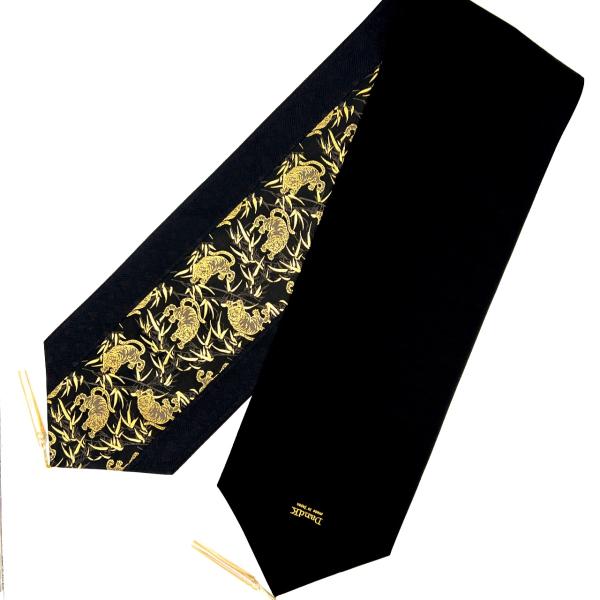 京都・西陣織の生地で仕立てた和柄のお洒落なテーブルランナー 敷物美しい金襴のテーブルランナー約180cm×約26.5cmのテーブルランナーは使い道が沢山おもてなし用に玄関やリビングの敷物としても活躍します。一輪挿し、キャンドルホルダーの敷物...