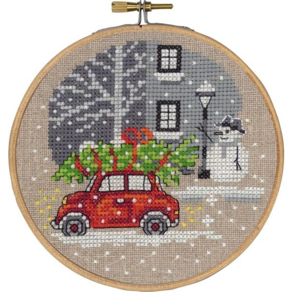【ペルミンクロスステッチキット　Red Fiat】   ※ペルミンのクリスマスのキットはヨーロッパの伝統が息づいたデザインです。 どこに飾っていただいても、お部屋にぴったりします。  ■ サイズ・・20*26cm ■  生地・・ ナチュラル...