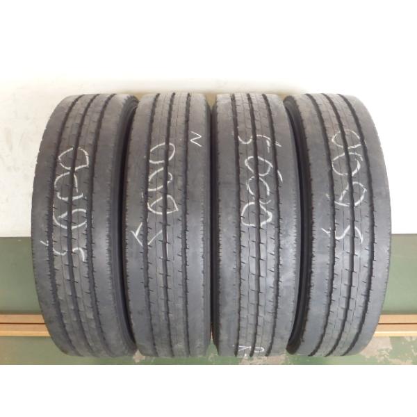 [商品情報][管理番号] L18614[メーカー] 再生[品名] -[サイズ] 205/70R17.5 115/113L[製造年] 再生タイヤ[残溝] センター付近：約7.3-8.0mm[本数] 4本サイドウォール傷・ビード傷有りですが、ホ...