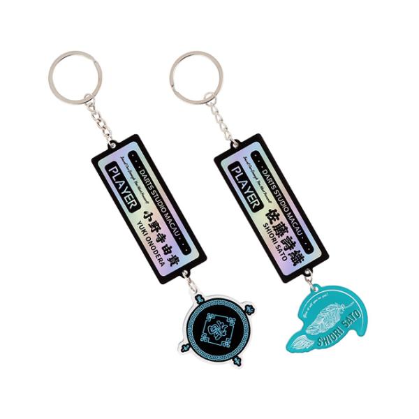 ■商品仕様スペックデータ素材：アクリルサイズ(約)：H14.3cm×W5.0cm内容量：1個■商品説明(2025.10.31 発売商品)小野寺由貴選手、佐藤詩織選手のロゴマークを使ったキーチェインです。プレイヤー名の書かれたプレートとロゴプ...