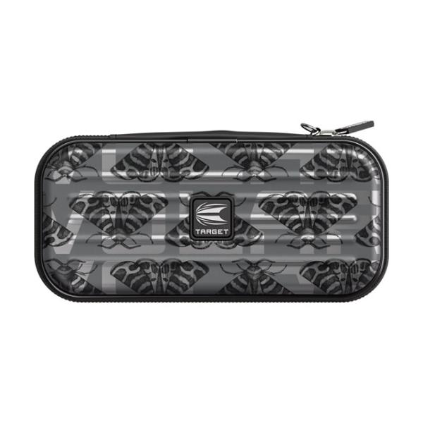 ■商品仕様スペックデータ素材：EVAサイズ(約)：H18.0cm×W9.0cm×D5.0cm収納概要・ダーツ×1set(3個)・ジップポケット×2■商品説明(2024.10.5 発売商品)蝶や蛾の繊細な美しさにインスピレーションを受け、これ...