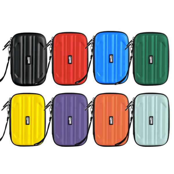 ■商品仕様スペックデータサイズ(約)：H13.5cm×W20.0cm×D6.5cm付属品・ストラップ×1個収納概要・ダーツ×2set(6個)・ジップポケット×1・マルチスペース×1■商品説明(2023.10.21 新色追加)シンプルなボック...