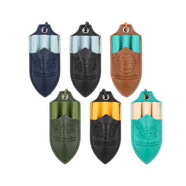 ■商品仕様スペックデータサイズ(約)：H11.0cm ×W4.8cm×D2.0cm付属品・首掛け用コード×1本収納概要・ダーツ×1set(3個)・カードスリット×1■商品説明(2025.10.31 発売商品)ダーツスタジオマカウのトーナメン...