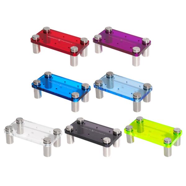 ■商品仕様スペックデータ素材：アクリル、アルミサイズ(約)：H3.0cm×W8.5cm×D4.5cm内容量：1個収納概要・ダーツ×2set(6個)■商品説明(2025.9.5 発売商品)重厚なアルミとスケルトンの美が融合。澄みきった海のよう...