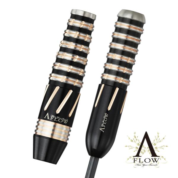 大胆不敵にして、原石が放つ鋭き煌めき。マットブラックに映えるピンクゴールドのアクセントが、勝負の舞台で個性を輝かせる。“攻め”の存在感をそのままダーツに凝縮した、唯一無二のファーストモデル。これが布施匠冴ファーストモデルの"Blackbee...