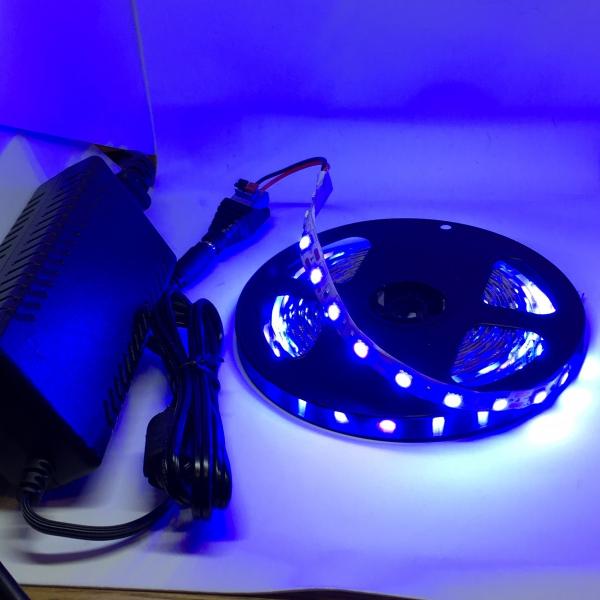 ★★★ 数量 30 (1.5m) 以上 100 以下でのご注文をおねがいします．数量 30 未満のご注文はキャンセルさせていただきます ★★★幅 1 cm の青色 LED テープライトを AC 100 V に接続できる専用電源アダプタつきで...