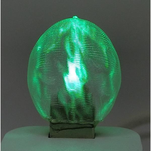 USB ポートにさしこんでつかう，ちいさなライトです．1 個の緑色 LED の光を 3D 印刷製で 3×2.4×1 cm のシェードがひろげます．パソコンのそばを照らしたり，電源アダプタとくみあわせてフットライトなどとしてつかえます．シェー...