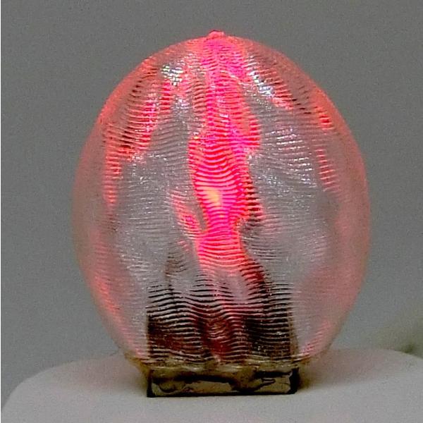 USB ポートにさしこんでつかう，ちいさなライトです．1 個の赤色 LED の光を 3D 印刷製で 3×2.4×1 cm のシェードがひろげます．パソコンのそばを照らしたり，電源アダプタとくみあわせてフットライトなどとしてつかえます．シェー...