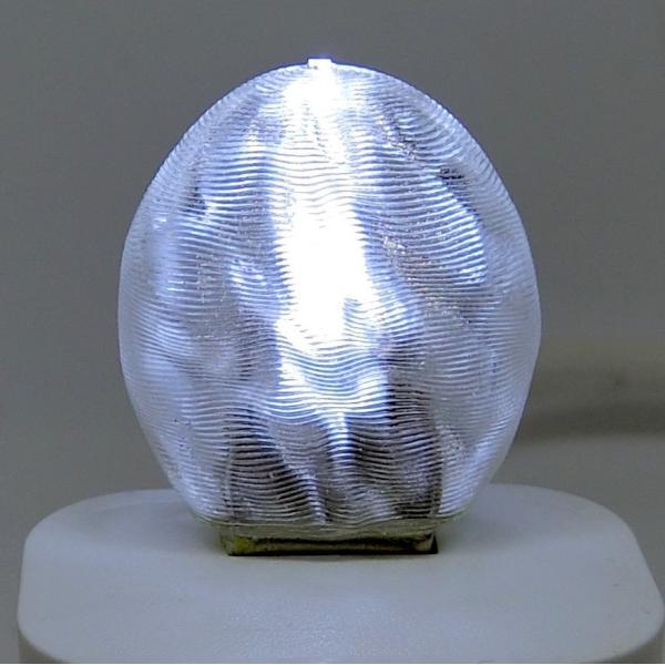 USB ポートにさしこんでつかう，ちいさなライトです．1 個の白色 LED の光を 3D 印刷製で 3×2.4×1 cm のシェードがひろげます．パソコンのそばを照らしたり，電源アダプタとくみあわせてフットライトなどとしてつかえます．シェー...