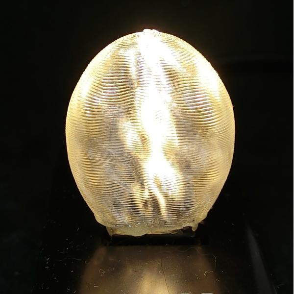 USB ポートにさしこんでつかう，ちいさなライトです．1 個の電球色 LED の光を 3D 印刷製で 3×2.4×1 cm のシェードがひろげます．シェードの外にもれる紫外線はわずかです．パソコンのそばを照らしたり，電源アダプタとくみあわせ...