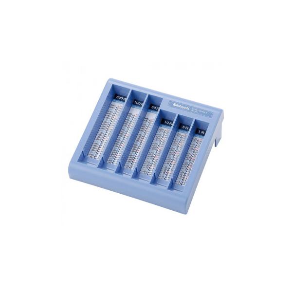 視認性を考慮した金額表示プレート。折りたたみ式スタンド。折りたたみ時の高さは約30mmで、机の引き出しにも収まります。