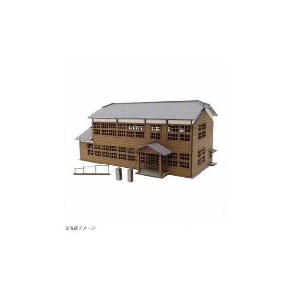 木造の可愛らしい2階建ての小学校です。グレー色で2個立っているのは門柱です。校門に配置してください。