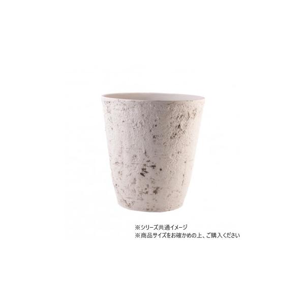 ガラス繊維などの繊維をプラスチックの中に入れて強度を向上させた複合材料です。金属や陶器に比べ軽量で腐食しにくく、保湿性が良いのが特徴です。