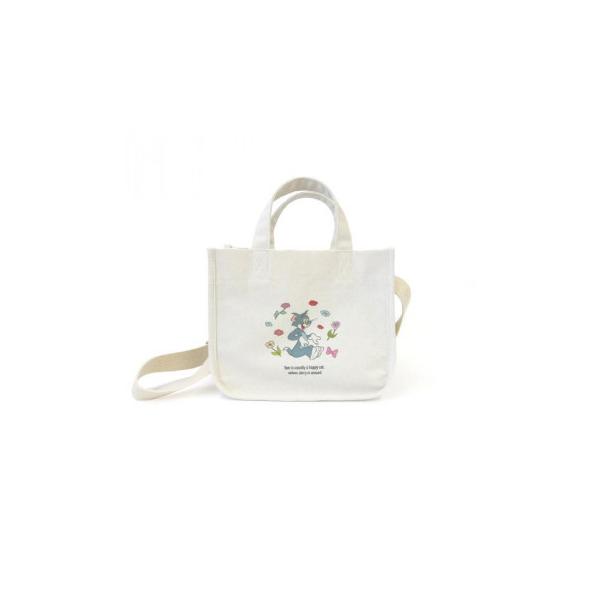 マチが広く、大きめのお弁当やペットボトルも真っ直ぐ入れられるので収納力は抜群!付属のショルダー紐は調整可能なのでお好きな長さで肩に掛けたり、紐を外して手に持ったりと様々なスタイルで持ち歩けます。トムの周りに舞っているお花が華やかでかわいらし...