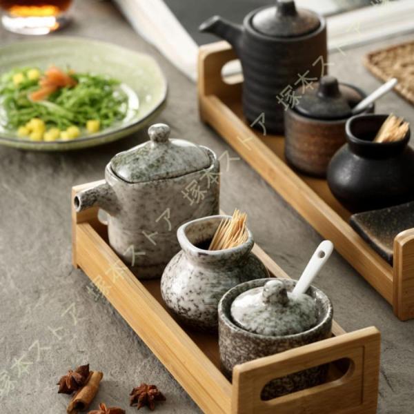 商品の説明Sサイズ：6.5×7cm素材：セラミックス●シンプルでデザイン感がある調味料ポット。●蓋付き、ほこり、湿気などを防げる。●手入れも簡単、水で洗えると綺麗になる。使いやすい。●小さいスプーン付きで、調味料の量はより簡単に調整できる。...