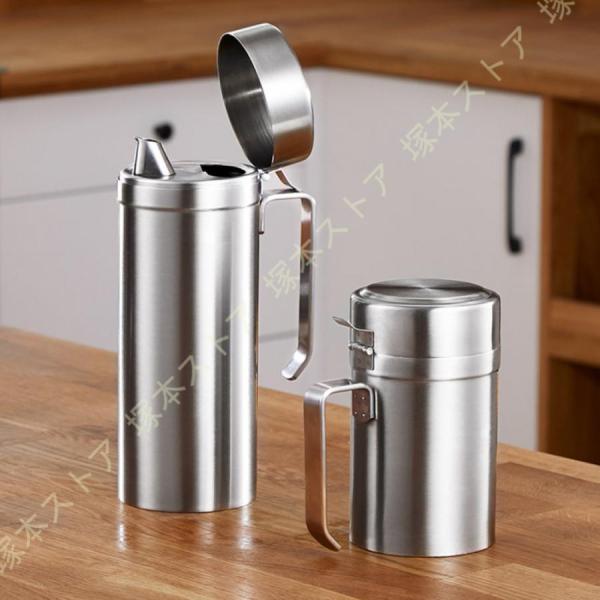 商品の説明350MLサイズ：12.5×15cm、600MLサイズ：12.5×23cm製品の形状は寸法図によって表示される形状と同じである色：シルバー素材：ステンレス+シリカゲル大容量と大口径550ml/1000mlはあらゆる液体の調味料を保...