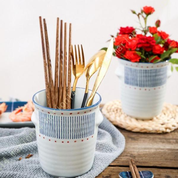 【商品仕様】製品：箸立て=10.5*12cm。水受けトレイ=9.8*3cm。材質：セラミック製。具体的な製品とサイズは画像の説明を見てください。注意：製品は箸置きに限り、他の撮影品は含まれていません！ 箸置きは、さまざまな箸、フォーク、スプ...