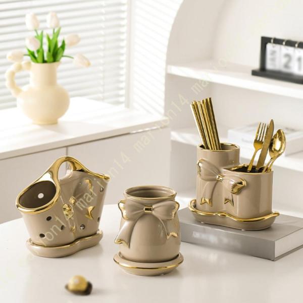 商品の説明オシャレな箸立て【製品】A=12.5*12.5*15cm。B=20*11*16cm。C=25*10*19cm。材質：セラミック素材。具体的な製品とサイズは画像の説明を見てください。注意：製品は箸置きに限り、他の撮影品は含まれていま...