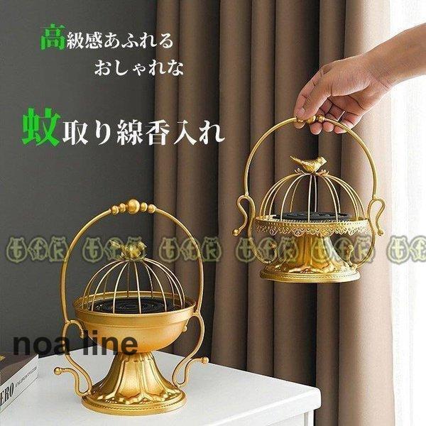 上品で高級感があふれる線香入れ。でおしゃれな2種類の彫刻模様は、インテリア性と実用性を兼ね備えたデザインです。蚊取り線香入れはスチール製で、陶器の様に割れる心配がありません。従来の器は蚊取り線香を突起部に刺す必要がありましたが、本商品はポン...