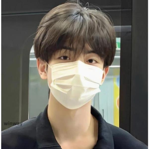 ナチュラルカラーで普段使いしやすいデザイン?★材質：約180度耐熱ファイバー★セット内容ウイッグ+専用ネット★サイズ:フリーサイズ（アジャスターで調整可能）★特 徴人工つむじを使用することで違和感のない自然なスタイルで嬉しいですね。前髪、後...