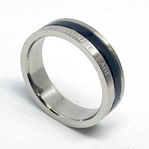 サージカルステンレス製リングです♪「THE SAME FORTUNATE AIR」リングサイズ：17号幅：約6ｍｍ重さ：約4g316Lステンレス製(刻印無し)　新品未使用です。写真は見本です。サージカルステンレスとは？医療用のメスや、ボディ...