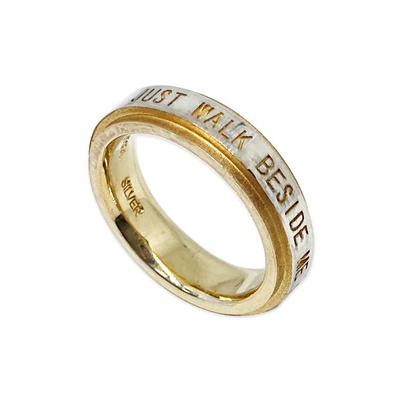 ALAMEGA LOVE　メッセージ入り金メッキ×シルバーリングです♪　JUST WALK BESIDE ME AND BE MY LOVE FOREVER（ただ一緒に歩いて、そして永遠に私の恋人でいて）と入っております♪飽きのこないシンプ...
