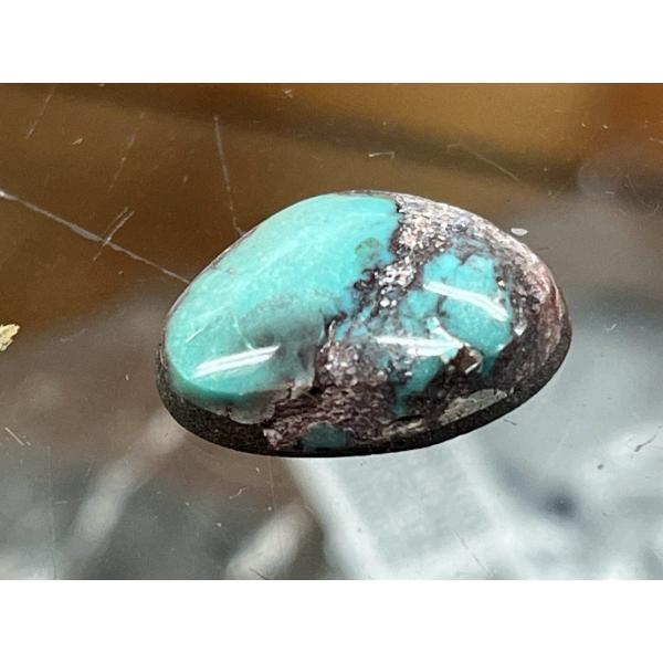 ビスビーターコイズのカボションルース8.5ctです。大きさ（約）：18.4×13.4ｍｍ最大厚み(約)：5.5ｍmバッキング済みです。画像でのご判断でノークレームノーリターンでお願いします。ご覧のモニターやビデオカード等により実際の色合いと...