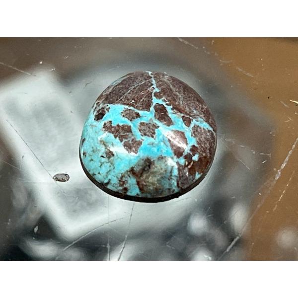 ビスビーターコイズのカボションルース4.5ctです。大きさ（約）：15.4×13.2ｍｍ最大厚み(約)：4.2ｍm バッキング済みです。画像でのご判断でノークレームノーリターンでお願いします。ご覧のモニターやビデオカード等により実際の色合い...