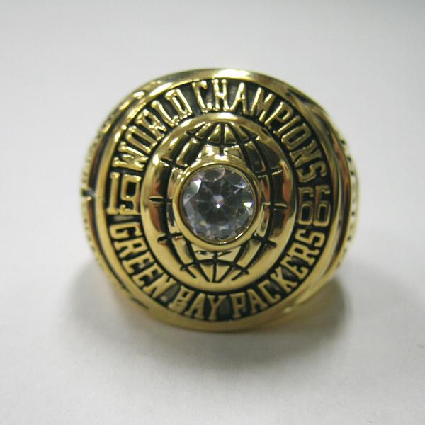 「Green Bay Packers」1966年 チャンピオンリングです。リングサイズ：18号(幅があるので1サイズ大きい物をおすすめします)重さ（約）：23ｇ最大幅（約）：23ｍｍ材質：ブラス製、金メッキ塗装　ジルコニア付き※金メッキは使...