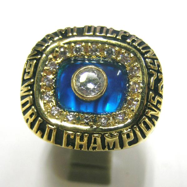 「Miami Dolphins」1972年 チャンピオンリングです。リングサイズ：25号重さ（約）：28ｇ最大幅（約）：25ｍｍ 材質：ブラス製、金メッキ塗装　ジルコニア付き※金メッキは使用していると剥がれていきます。新品未使用ですが文字つ...