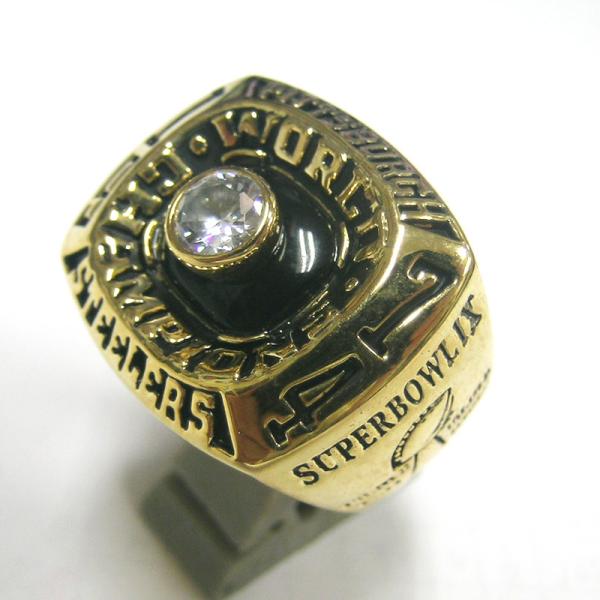 「Pittsburgh Steelers」1974年 チャンピオンリングです。リングサイズ：18号 (幅があるので1サイズ大きい物をおすすめします)重さ（約）：32ｇ最大幅（約）：24ｍｍ 材質：ブラス製、金メッキ塗装　ジルコニア付き※金メ...