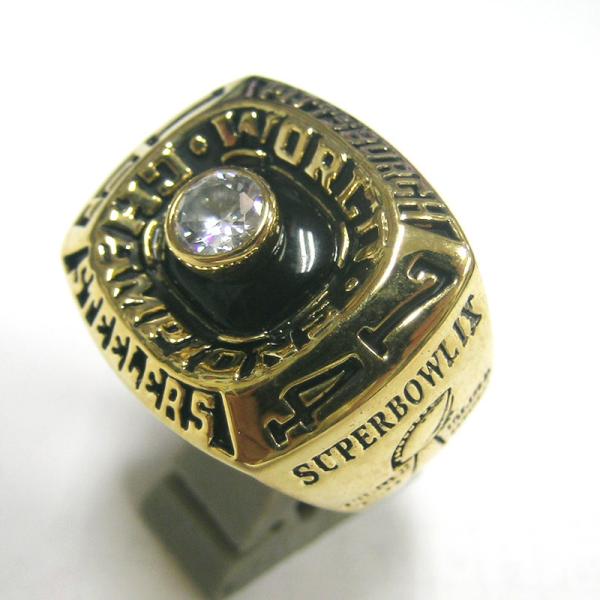 「Pittsburgh Steelers」1974年 チャンピオンリングです。リングサイズ：25号 (幅があるので1サイズ大きい物をおすすめします)重さ（約）：32ｇ最大幅（約）：24ｍｍ 材質：ブラス製、金メッキ塗装　ジルコニア付き※金メ...