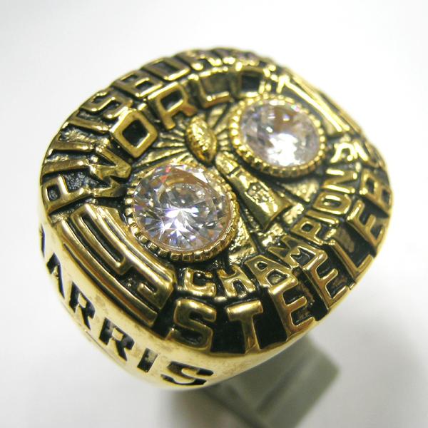 「Pittsburgh Steelers」1975年 チャンピオンリングです。リングサイズ：22号(幅があるので1サイズ大きい物をおすすめします)重さ（約）：33ｇ最大幅（約）：26ｍｍ材質：ブラス製、金メッキ塗装　ジルコニア付き※金メッキ...