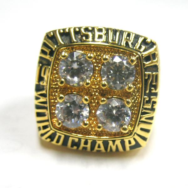 「Pittsburgh Pirates」1979年 チャンピオンリングです。リングサイズ：22号(幅があるので1サイズ大きい物をおすすめします)重さ（約）：22ｇ最大幅（約）：24ｍｍ材質：ブラス製、金メッキ塗装　ジルコニア付き※金メッキは...