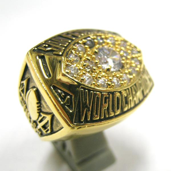 「1981年 San Francisco 49ers」 1981年チャンピオンリングです。リングサイズ：23号(幅があるので1サイズ大きい物をおすすめします)重さ（約）：25ｇ最大幅（約）：23ｍｍ材質：ブラス製、金メッキ塗装　ジルコニア付...