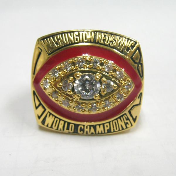 「Washington Redskins」1982年 チャンピオンリングです。リングサイズ：23号(幅があるので1サイズ大きい物をおすすめします)重さ（約）：31ｇ最大幅（約）：27ｍｍ材質：ブラス製、金メッキ塗装　ジルコニア付き※金メッキ...