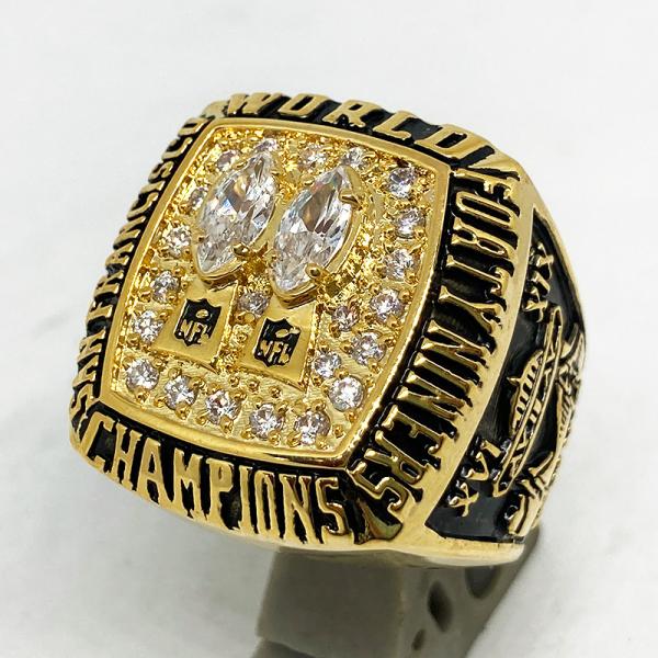 「San Francisco 49ers」1984年 チャンピオンリングです。リングサイズ：22号(幅があるのでサイズ大きい物をおすすめします)重さ（約）：31ｇ最大幅（約）：27ｍｍ材質：ブラス製、金メッキ塗装　ジルコニア付き※金メッキは...