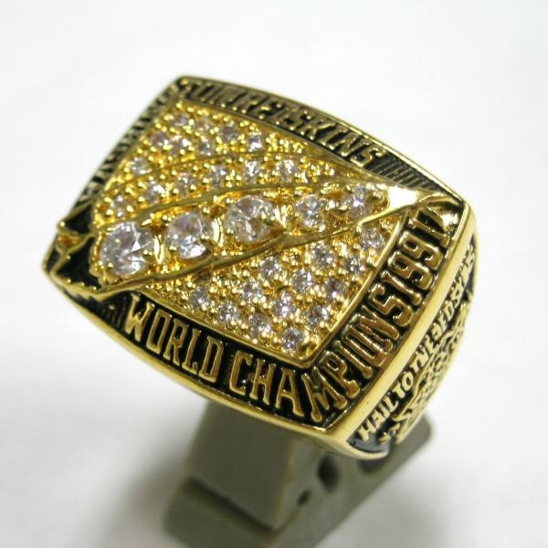 1991年「Washington Redskins」NFCチャンピオンリングです。リングサイズ：27号　(幅があるので1サイズ大きい物をおすすめします)重さ（約）：25ｇ最大幅（約）：23ｍｍ 材質：ブラス製、金メッキ塗装　ジルコニア付き※...