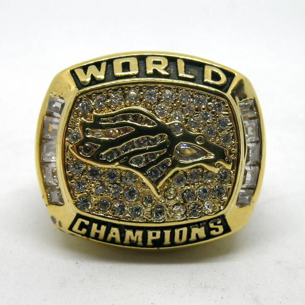1997年「DENVER BRONCOS」チャンピオンリングです。リングサイズ：24号(幅があるので1サイズ大きい物をおすすめします)重さ（約）：23ｇ最大幅（約）：23ｍｍ 材質：ブラス製、金メッキ塗装　ジルコニア付き※金メッキは使用して...