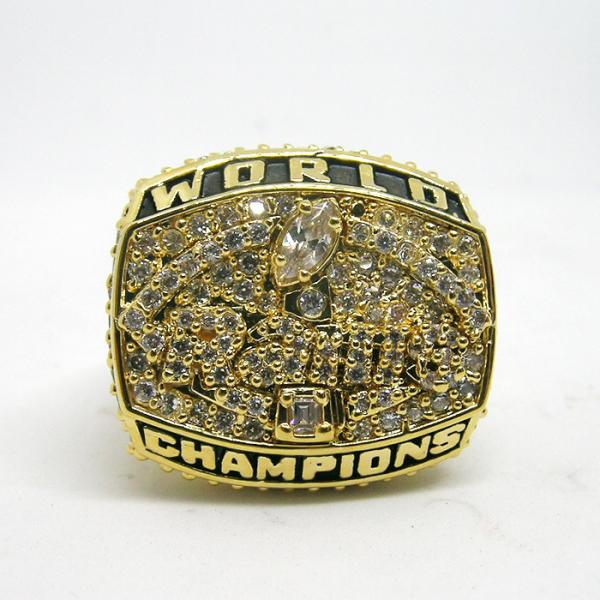 1999年  「St. Louis Rams」チャンピオンリングです。リングサイズ：23号(幅があるので1サイズ大きい物をおすすめします)重さ（約）：23ｇ最大幅（約）：25ｍｍ 材質：ブラス製、金メッキ塗装　ジルコニア付き※金メッキは使用...