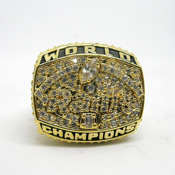 2000年  「St. Louis Rams」チャンピオンリングです。リングサイズ：26号(幅があるので1サイズ大きい物をおすすめします)重さ（約）：23ｇ最大幅（約）：25ｍｍ 材質：ブラス製、金メッキ塗装　ジルコニア付き※金メッキは使用...