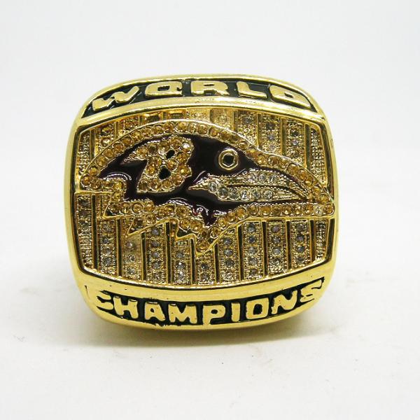 2000年  「Baltimore Ravens」チャンピオンリングです。リングサイズ：23号(幅があるので1サイズ大きい物をおすすめします)重さ（約）：32ｇ最大幅（約）：28ｍｍ 材質：ブラス製、金メッキ塗装　ジルコニア付き※金メッキは...