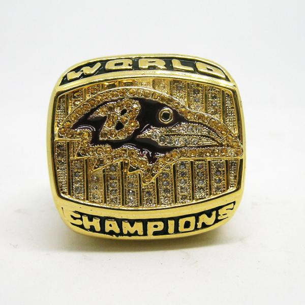 2000年  「Baltimore Ravens」チャンピオンリングです。リングサイズ：27号(幅があるので1サイズ大きい物をおすすめします)重さ（約）：32ｇ最大幅（約）：28ｍｍ 材質：ブラス製、金メッキ塗装　ジルコニア付き※金メッキは...