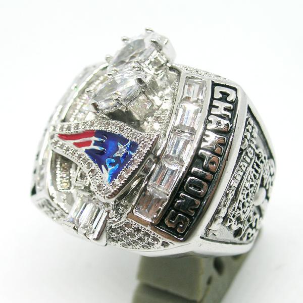 「New England Patriots」2003年チャンピオンリングです。リングサイズ：23号(幅があるので1サイズ大きい物をおすすめします)重さ（約）：27ｇ最大幅（約）：26ｍｍ材質：ピューター(Pewter)　ジルコニア付き新品未...