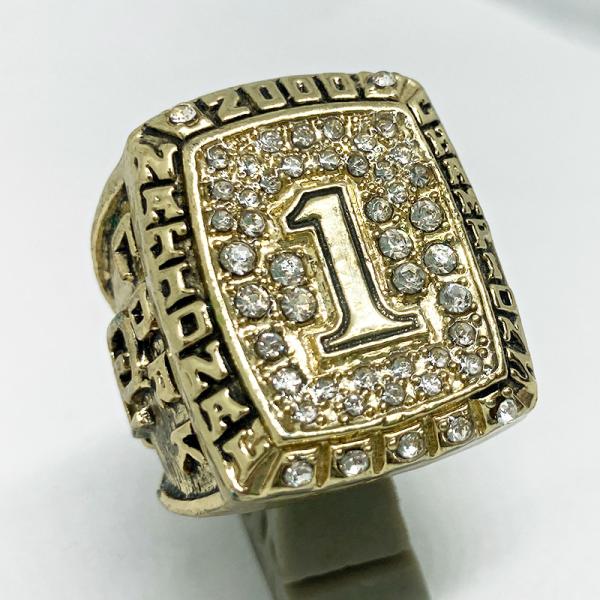 「Oklahoma Sooners」2000年 オレンジボウル ナショナルチャンピオンシップチャンピオンリングレプリカです。リングサイズ：25号（幅があるので24号位と思って下さい）重さ（約）：77ｇ最大幅（約）：30ｍｍ材質：合金に、金メ...