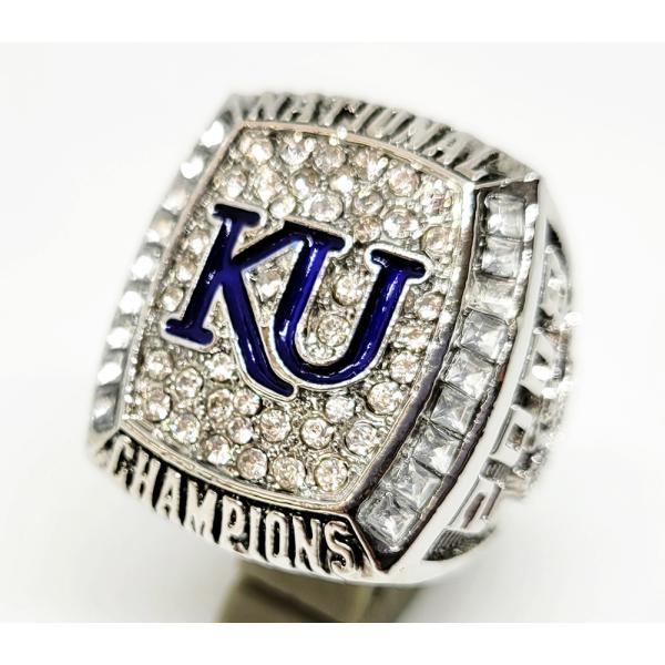 「カンザス・ジェイホークス」2008年 NCAA 男子バスケットボールトーナメントチャンピオンリング レプリカです。リングサイズ：23号(幅があるので1サイズ大きい物をおすすめします)重さ（約）：75ｇ最大幅（約）：30ｍｍ材質：合金に、銀...